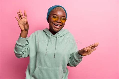 Foto De Una Jovencita Encantadora Pasarla Bien En La Discoteca Bailando Con Sus Amigas Aisladas