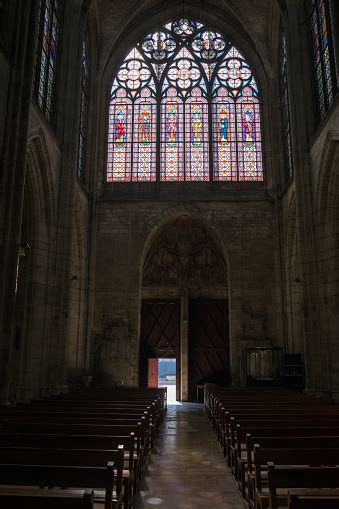 프랑스 트로이스의 13세기 고딕 양식의 교회 바실리크 생 우르뱅의 다채로운 스테인드 글라스 창문 0명에 대한 스톡 사진 및 기타