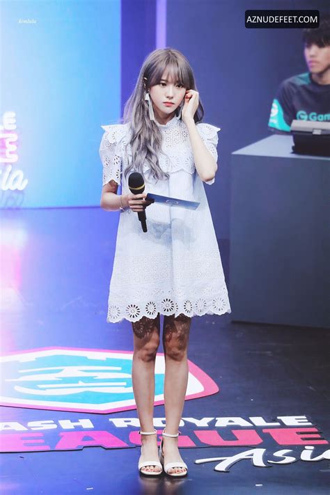 Lee Lu Da Feet Aznudefeet