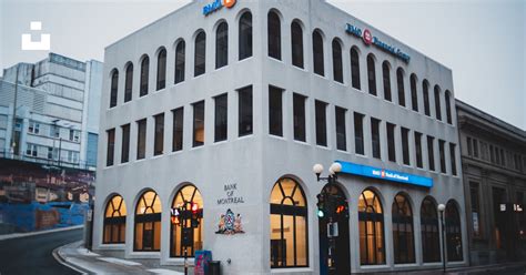 회색과 파란색 콘크리트 건물 사진 Unsplash의 무료 증권 시세 표시기 이미지