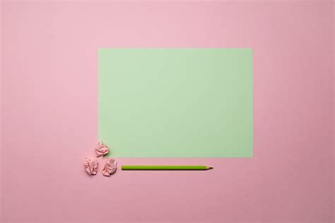 2 음색 분홍색과 녹색 녹색 연필과 구겨진된 종이 공 종이 배경 텍스트와 디자인을 작성 하기 위한 빈 빈 0명에 대한 스톡 사진