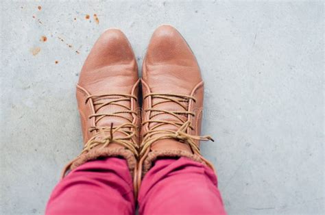 Fu Und Beine Gesehen Von Oben Selfie Frauenstiefel Stockbild Bild Von Blick Matten