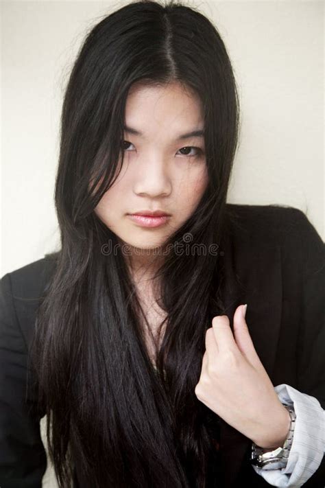 Belle Fille Asiatique Dans Le Noir Photo Stock Image Du Fashionable Visage