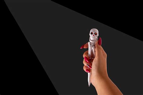 아름답게 칠해진 손톱을 가진 여성의 손 검은 색 배경에 흰색 해골 형태의 유령 마스크를 들고 할로윈 개념 가장한 개념 개념에 대한 스톡 사진 및 기타 이미지 Istock