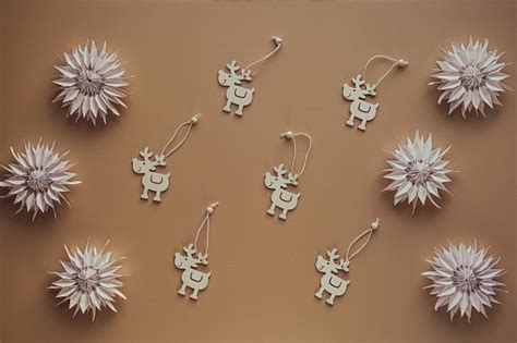 종이 꽃 종이 접기와 오래된 신문의 사슴과 파편이 위에서 클로즈업 볼 수 있습니다 폐지에서 Diy 환경 보호 아이들에게 쓰레기로 공예품을 만들도록 가르치십시오 선택적 초점