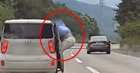 고속도로 한복판서 달리는 차 문 열고 엉덩이춤