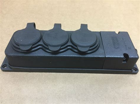 Купить тройную розетку с крышкой — купить по низкой цене на Яндекс Маркете