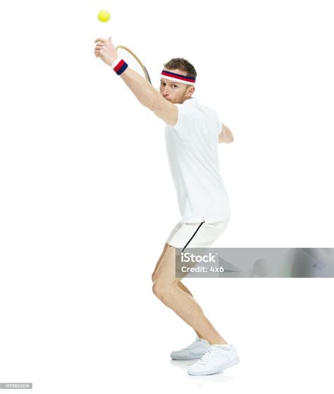 전체 길이1 남자 만정면 보기3039세 성인 잘생긴 사람들의 카메라를 보고 갈색 머리짧은 머리 백인 남성젊은 남자 테니스 선수 중진자신감농도 복고풍에 대한 스톡 사진 및