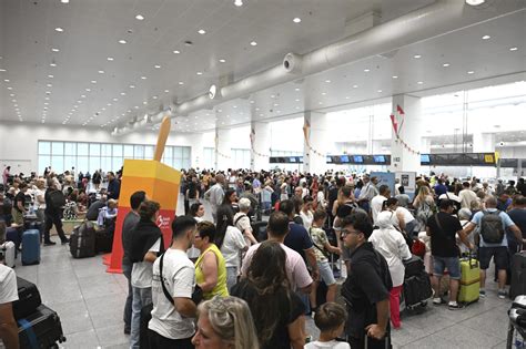 A Faulty Software Update Causes Havoc Worldwide For Airlines Hospitals And Governments Los