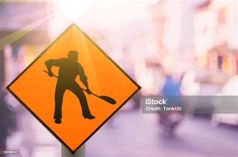 다채로운 보케 빛 추상적 인 배경흐림 교통 도로에 건설 경고 표지판 교통 및 여행 개념의 공간을 복사합니다 복고풍 톤 필터 효과 색상 스타일입니다 거리에 대한 스톡 사진 및