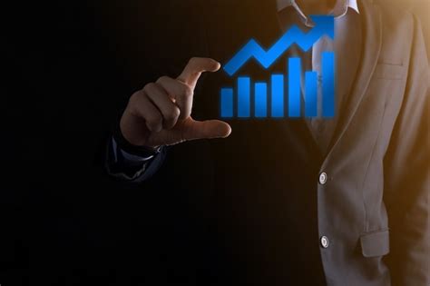 긍정적 인 이익 성장 그래프를 들고 사업가 남자 그의 사업에서 그래프 성장과 차트 긍정적 지표의 증가를 계획하십시오