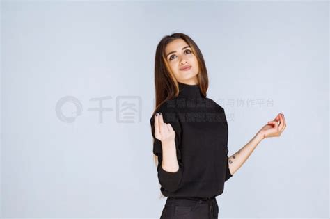 摆姿势高清图片 穿黑衬衫的女孩指着好品味。高品质照片 产品实拍免费下载 格式 编号51094758 千图网