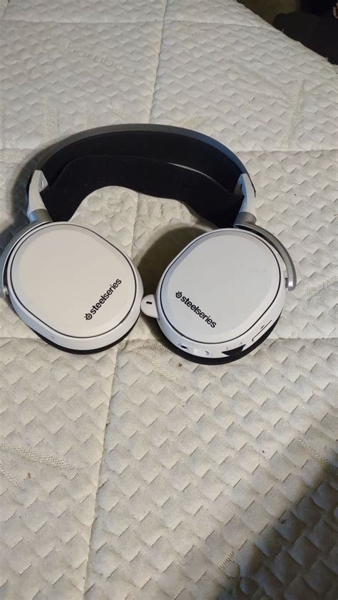 How Do I Turn These On Dont See A Power Button Rsteelseries