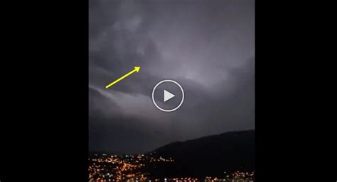 ВИДЕО ШТО Е СО НЕБОТО НАД СКОПЈЕ ВЕЧЕРВА Повторно силно невpeме со силен дожд низ цела Македонија