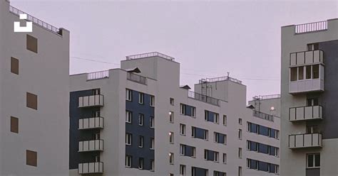 고층 건물이 있는 도시 상공을 비행하는 비행기 사진 Unsplash의 무료 상트페테르부르크 이미지