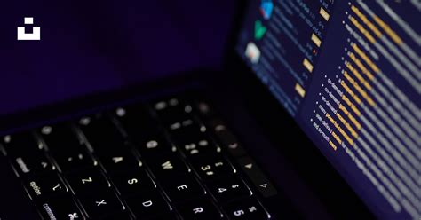 검은색 노트북 컴퓨터가 켜져 파란색 화면이 표시됨 사진 Unsplash의 무료 카불 이미지