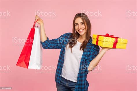 휴일 쇼핑 및 선물 패키지와 선물 상자를 들고 체크 셔츠에 아름 다운 여자의 초상화 가방에 대한 스톡 사진 및 기타 이미지 가방 격리 고객 Istock