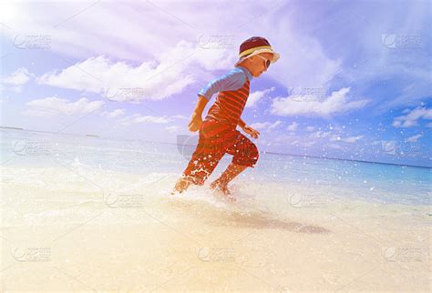 小男孩在热带海滩上戏水