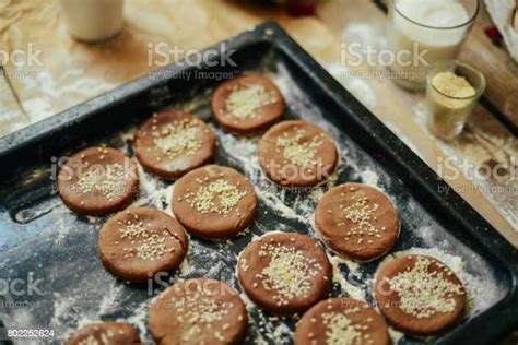 손 나무 테이블에 원시 반죽에서 쿠키를 잘라 건강 한 베이킹 재료밀가루 버터 계란 나무 테이블 배경 위에 비스킷 가정 주방에 대한 스톡 사진 및 기타 이미지 Istock