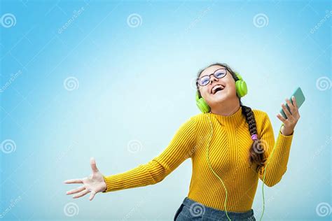 Подростковая девушка слушает музыку на наушниках Стоковое Фото изображение насчитывающей