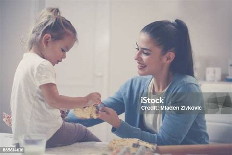엄마와 딸 함께 집에서 쿠키를 베이킹입니다 복사를 위한 공간입니다 2 3 살에 대한 스톡 사진 및 기타 이미지 2 3 살 2명 가정 생활 Istock