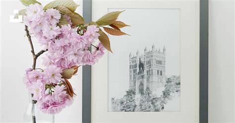 분홍색 꽃 옆에 직사각형 회색 나무 사진 프레임 사진 Unsplash의 무료 배경 이미지