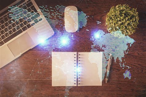 데스크톱 배경의 컴퓨터를 통해 소셜 네트워크 홀로그램 도면 맨 위 보기입니다 이중 노출 개념에 대한 스톡 사진 및 기타 이미지 Istock