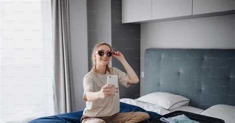 집에서 실내에서 셀카를 찍고 휴가를 계획하는 젊은 여성의 초상화 사진 Unsplash의 여성 이미지