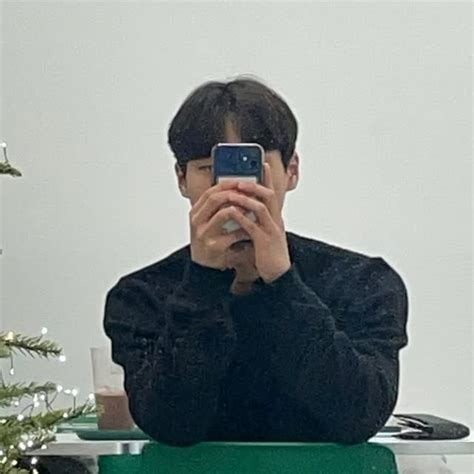 꼭 사람이 아니더 라도 사랑할 수 있는 것 같다 나는 글을 쓰는 것을 정말 사랑하고 그 글로 누군가 내 진심이 닿기를 기도한다 아직 나는 미로에서 헤어 나오지 못하는 것