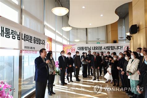 아크로비스타 사저 주민들에게 감사 인사 전하는 윤석열 대통령 내외