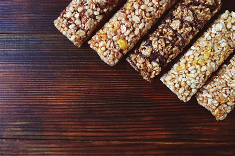 5 다양 한 영양가 높은 단백질 그 라 놀라 전원 바에 누워 어두운 갈색 나무 테이블 건조 과일 초콜릿 건강 한 슈퍼 식품 상위 뷰 근접 촬영 복사 공간 건강한 생활방식에