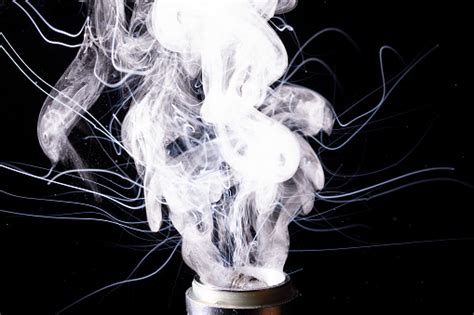 Vape 나선형의 스플래시 Glicerine 눈에 보이는 트레이 서를 사용 하는 두 가지 색상의 녹색 및 적색 구름 Vape 문화 및 금연 0명에 대한 스톡 사진 및 기타