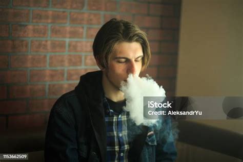 Vape 십 대 젊은 잘생긴 남자의 초상화 바에서 전자 담배를 흡연 나쁜 습관 전자담배에 대한 스톡 사진 및 기타 이미지 전자담배 청소년기 20 24세 Istock