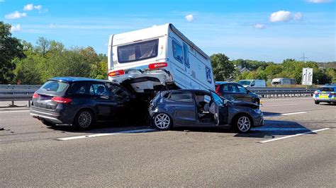 Kilometerlanger Stau nach A8-Unfall: Zwei Autos krachen in Wohnwagen