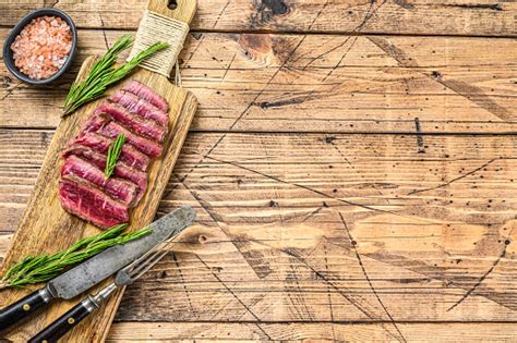 도마에 얇게 썬 필레 미뇽 스테이크 나무 배경 맨 위 보기입니다 공간을 복사합니다 0명에 대한 스톡 사진 및 기타 이미지 0