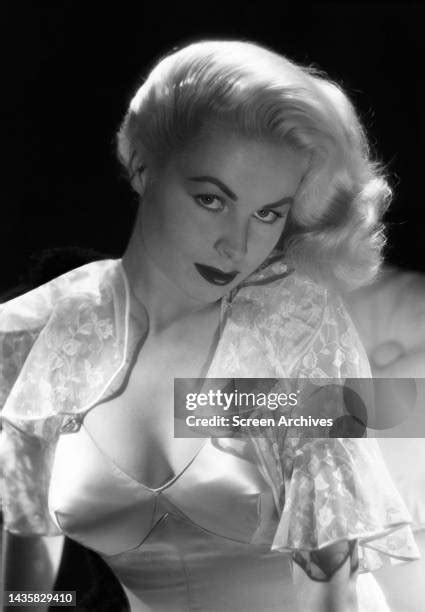 Joi Lansing Stunning Glamour Portrait Of The Voluptuous Blonde News