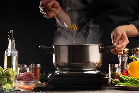 요리 이탈리아 파스타 소스 이동 야채와 고기에 동결 검은 색 배경 수평 사진에 광고 요리 조리법 책 가정 식사 레스토랑 사업 고급 요리에 대한 스톡 사진 및 기타 이미지