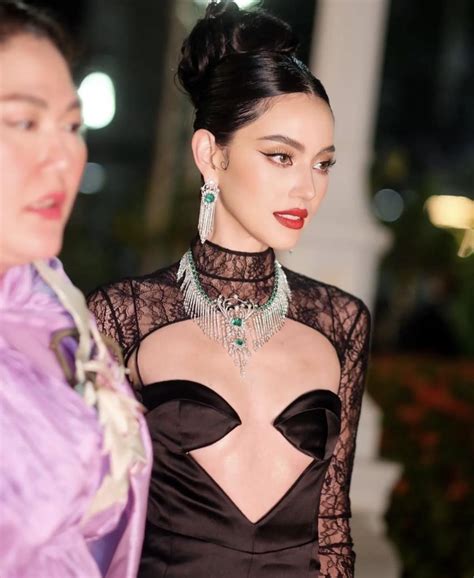 “ใหม่ ดาวิกา” โชว์ 2 ลุคสวยเลอค่าดุจนางพญา เปิดตัวไฮจิวเวลรี่แบรนด์ Gucci