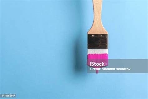 수리의 창조적 인 개념 복사 공간이있는 파란색 배경에 자주색 페인트가 떨어지는 페인트 브러시 0명에 대한 스톡 사진 및 기타 이미지 Istock