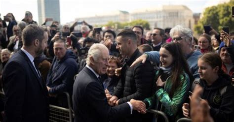 英 찰스 3세·윌리엄 왕세자 여왕 참배 행렬 깜짝 방문