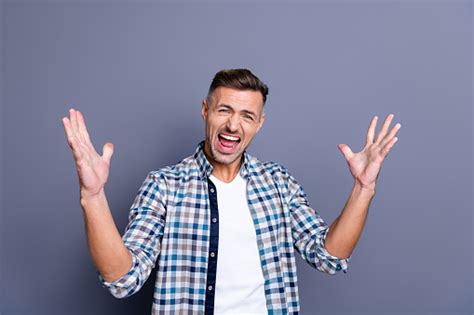 그의 초상화 그의 좋은 매력적인 쾌활한 쾌활한 기뻐 수염 남자 를 입고 체크 셔츠를 입고 만족 스러운 파란색 보라색 파스텔 배경 위에 고립 남자에 대한 스톡 사진 및 기타