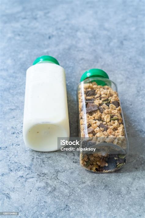 호박 씨앗 초콜릿 방울 꿀 우유와 플라스틱 병에 구운 그래놀라 0명에 대한 스톡 사진 및 기타 이미지 0명 그래놀라 단백질 Istock