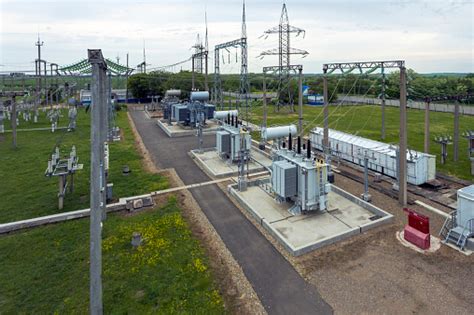 현대 전기 변전소의 고전압 배전소에 있는 전력 변압기 산업용 전기 변전소 변전소의 변압기 스위치 절연체 및 부스바의 평면도 0명에 대한 스톡 사진 및 기타 이미지 Istock