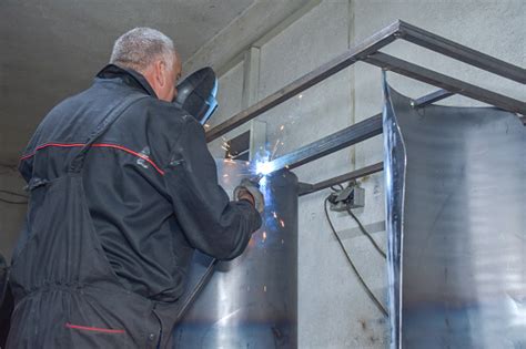 작업자 작업복 건설 장갑 및 용접 마스크를 착용한 용접공이 용접기로 용접됩니다 강철에 대한 스톡 사진 및 기타 이미지 강철 건설 산업 건축물 Istock
