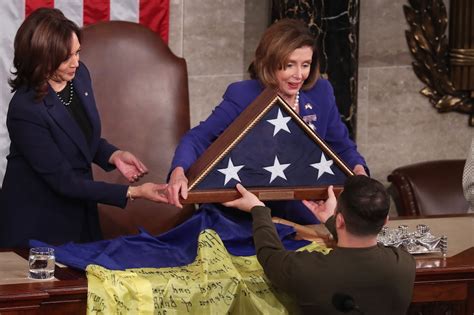 Зеленский передал Конгрессу флаг из Бахмута ему подарили флаг США фото Новости Украины