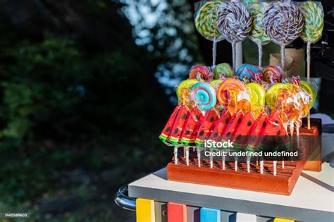 사탕 가게와 다채로운 사탕사탕 롤리팝 스트렛 가게의 봉봉 공간을 복사합니다 건강에 해로운 음식거리 시장의 막대기에 다채로운 막대 사탕의 근접 촬영 달콤한 화려한 수박 막대