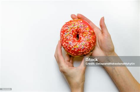 여성의 손을 잡고 함께 핑크 도넛 흰색 바탕에 여분의 칼로리가 지방 패스트 푸드 초과 중량 유해한 스프링 개념에 대한 스톡 사진 및 기타 이미지 Istock