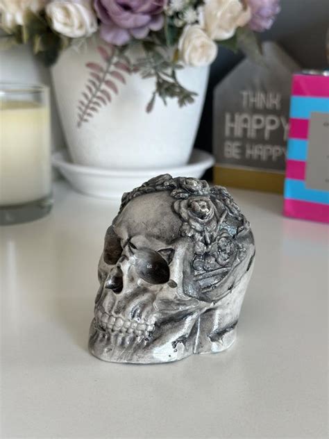 Череп у квітах статуетка декор для дому з гіпсу — ціна 250 грн у каталозі Статуетки Купити