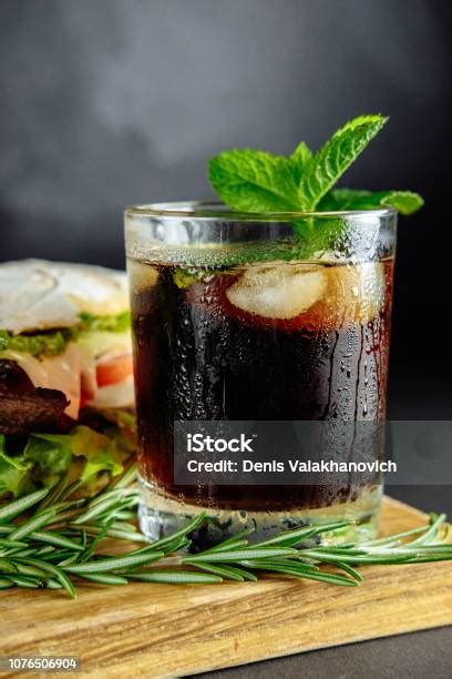 유리 얼음 민트와 로즈마리 검은색 큰 샌드위치에 콜라의 길거리 음식 0명에 대한 스톡 사진 및 기타 이미지 0명 각얼음 갈색 Istock