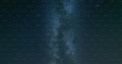 별들로 가득 찬 하늘 아래 들판 위에 서 있는 한 무리의 사람들 사진 Unsplash의 코스모스 이미지